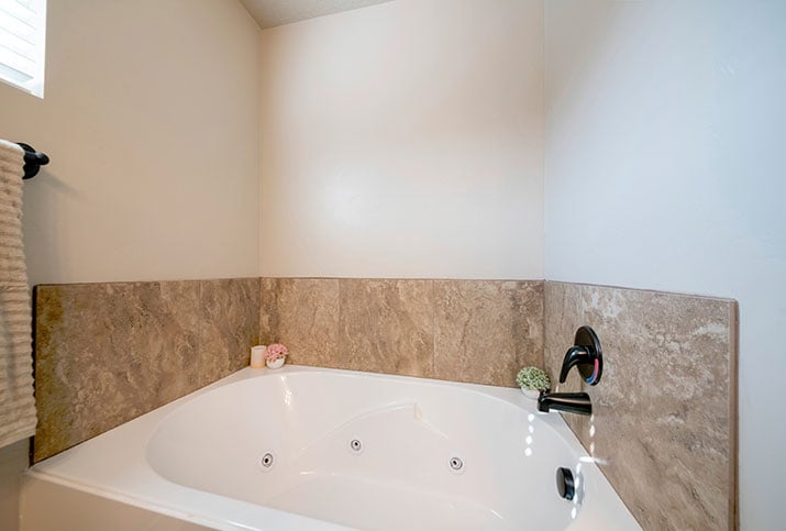Drop-in Tub vs Freestanding: Understanding the Pros and Cons of Each