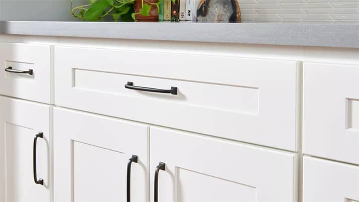 5 Classic Shaker Kitchen Cabinet Hardware Ideas That'll Stand the Test ...